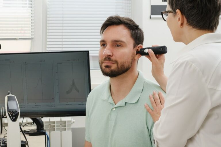 ¿Picor en la oreja? Posibles orígenes y causas.